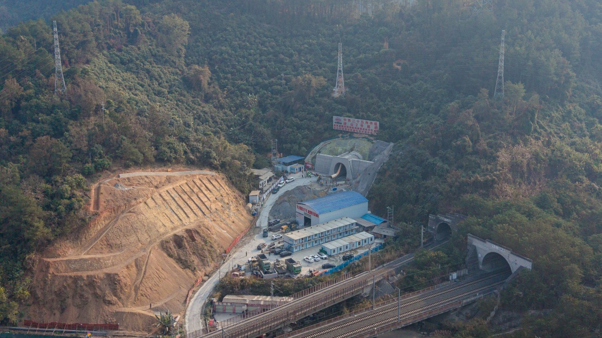 黄百铁路全线首座隧道顺利贯通|手机广西网